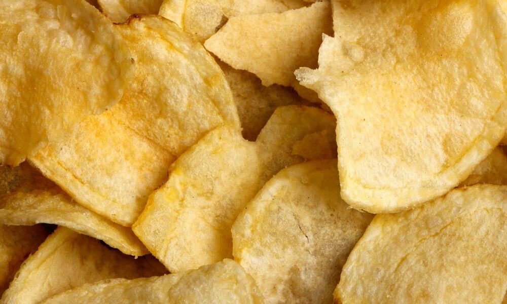 De la pomme de terre au snack mondial : découvrez qui a inventé les chips
