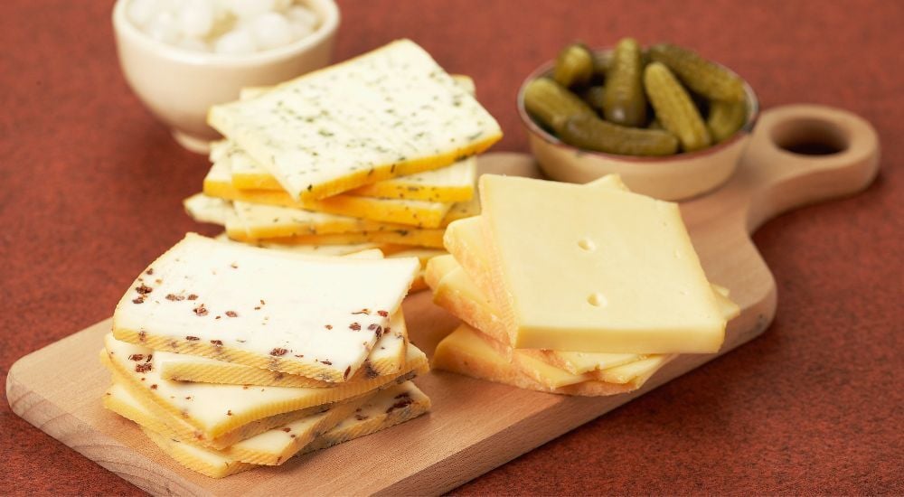 Combien de fromage à raclette prévoir par personne ? Suivez le guide